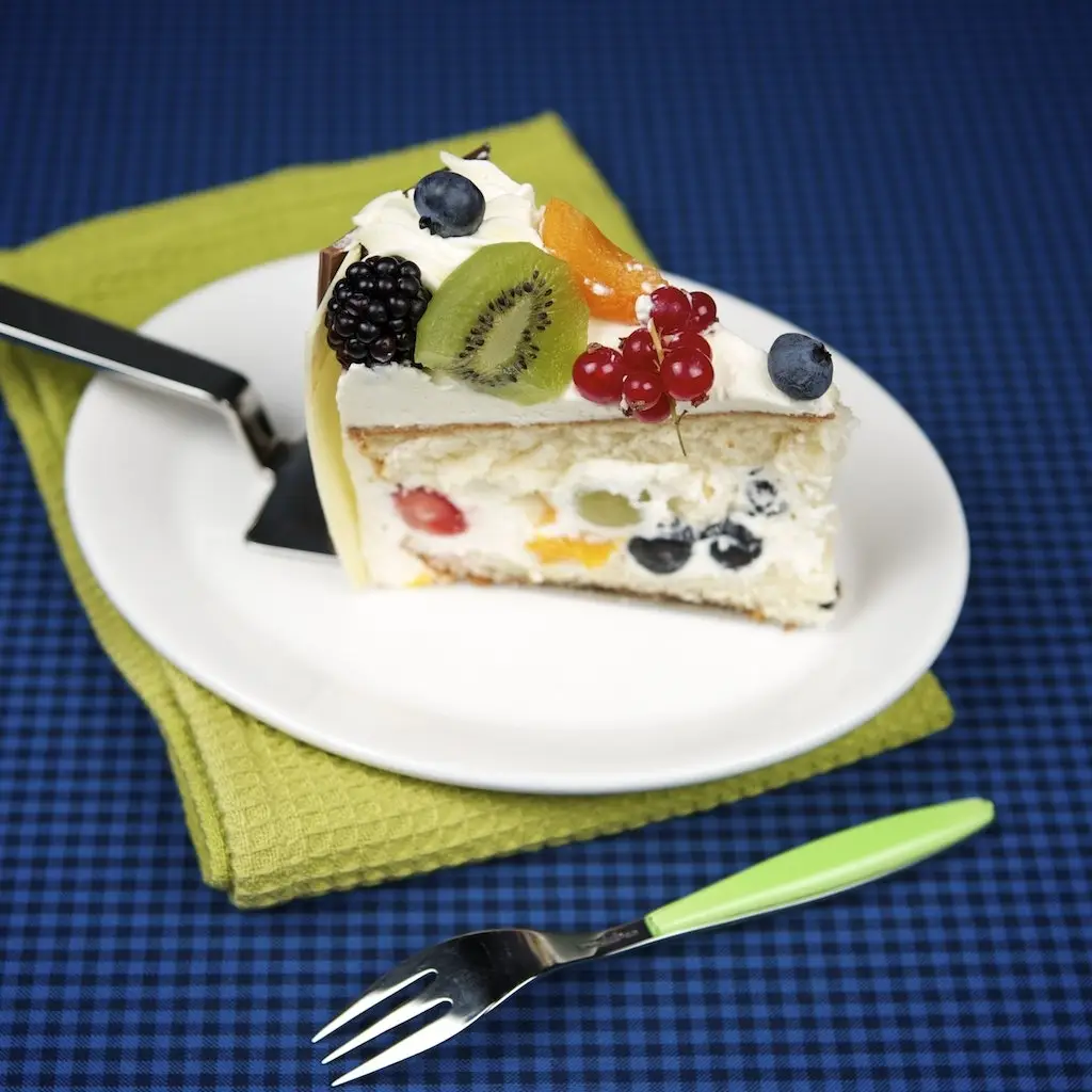 Round (Eggless) Fresh Cream And Fresh Fruit Celebration Cake - Belgique ...